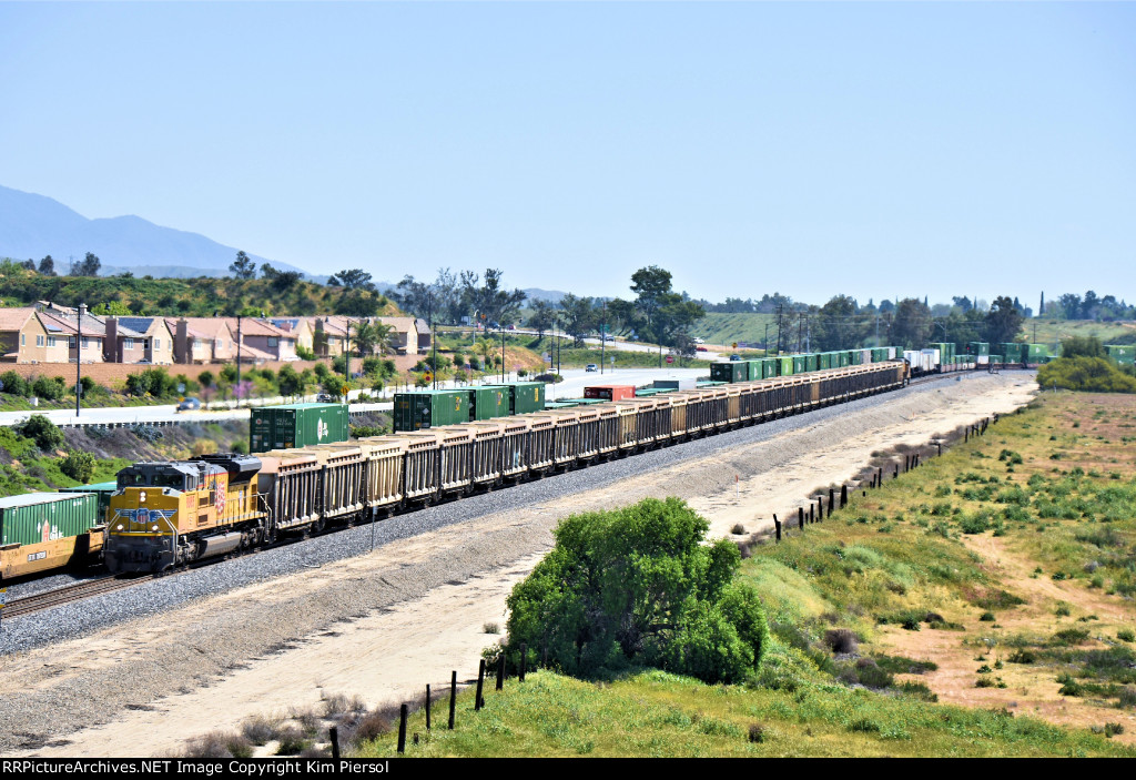 UP 8885 Push-Pull Rock Loads